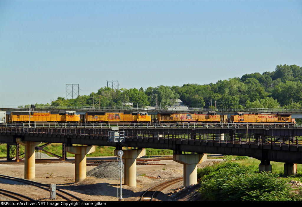 UP 6616 Dpu of a Wb coal meet's a EB freight train.